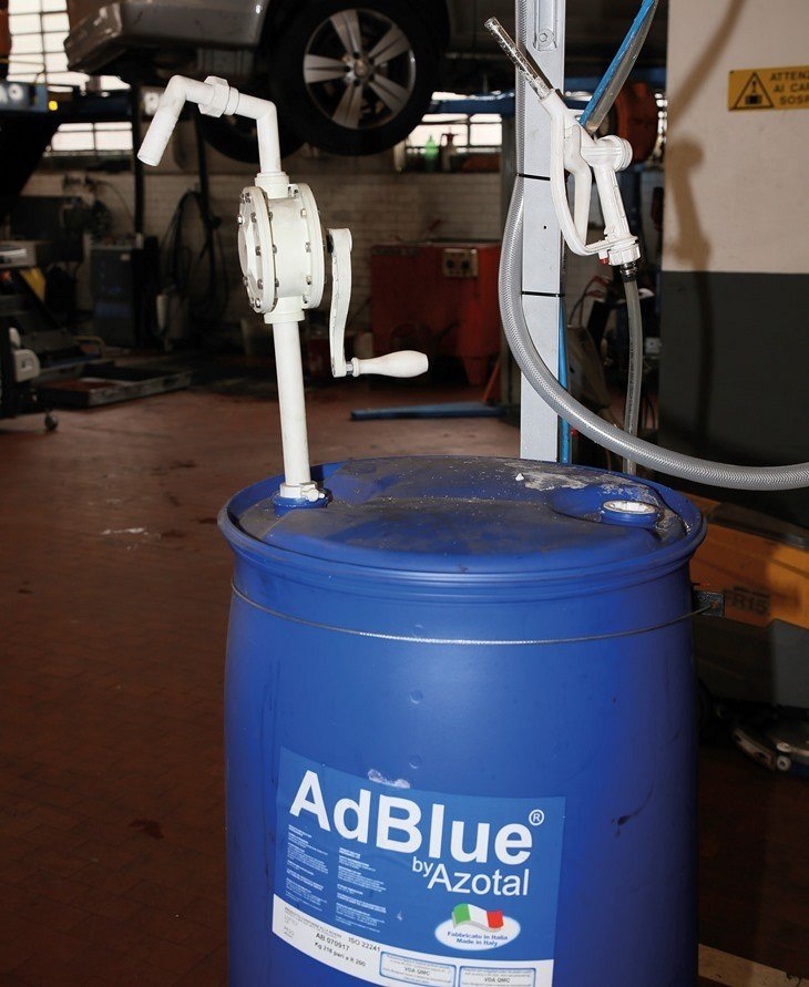 Pompa rotativa per AdBlue con attacco per fusti. 5 litri erogati ogni ...